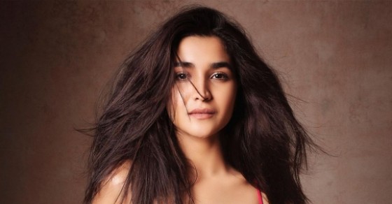 photos : ரெட் டாப்பில் மஜா போஸ் கொடுத்த ஸ்ருஷ்டி தாரே.. அசத்தலான நச் ...