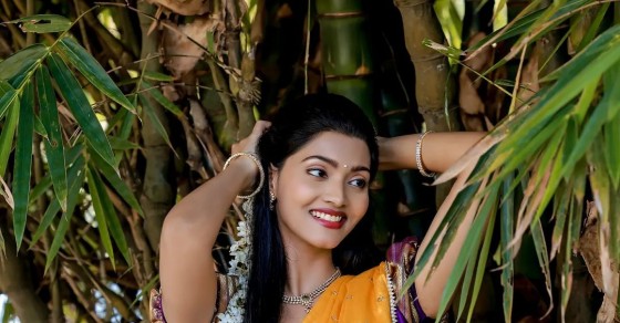 PHOTOS : தாவணி போட்ட தீபாவளி.. தெறிக்கவிடும் அழகில் தனன்யா ...