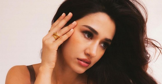 Disha Patani ब्लैक ब्रा के साथ मिनी स्‍कर्ट में दिए हॉट पोज, देंखे होश ...