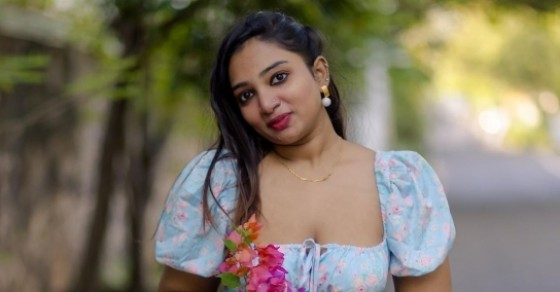 photos : கையில் பூவுடன் ரசிகர்களை உறைய வைத்த மாடல் அழகி சூரியபிரபா.. கிறங்கடிக்கும் கலக்கல் ...