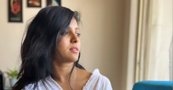 photos : வெறும் ஷர்ட்டுடன் மஜா போஸில் லியோனிலா ஸ்வேதா.. கிறங்கடிக்கும் ...