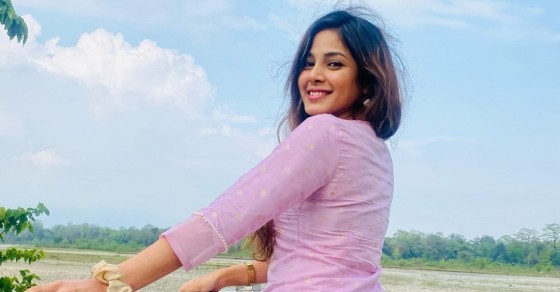 হালকা বেগুনি কুর্তিতে লাস্যময়ী শার্লি, নয়া অবতার দেখে হার্টবিট বাড়ছে ...