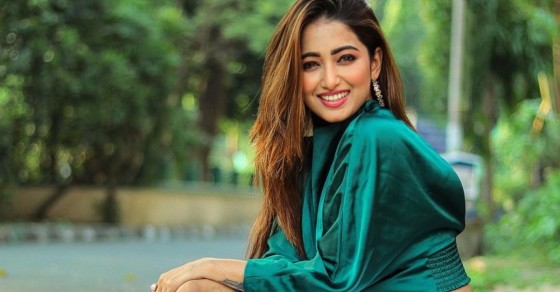 রাস্তার ধারে বসে পোজ দিচ্ছেন সুদীপ্তা, নয়া লুক দেখে খুশি ভক্তরা ...