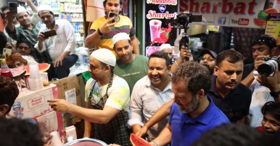 ದೆಹಲಿಯ ಮಾರುಕಟ್ಟೆಯಲ್ಲಿ ಸುತ್ತಿ, ತಿನಿಸುಗಳ ರುಚಿ ನೋಡಿದ ರಾಹುಲ್ ಗಾಂಧಿ ...