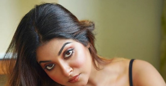 PHOTOS : சுண்டியிழுக்கும் அழகு.. மாடல் சந்திரிகாவின் கலக்கல் போட்டோஸ் ...