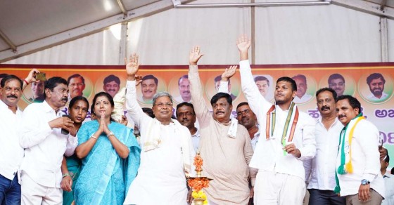 ವೈಟ್‌ ಆ್ಯಂಡ್‌ ವೈಟ್‌ ತೊಟ್ಟು ರಾಜಕಾರಣಿ ಲುಕ್‌ನಲ್ಲಿ ಕಾಣಿಸಿಕೊಂಡ ಸಿದ್ದರಾಮಯ್ಯ ...