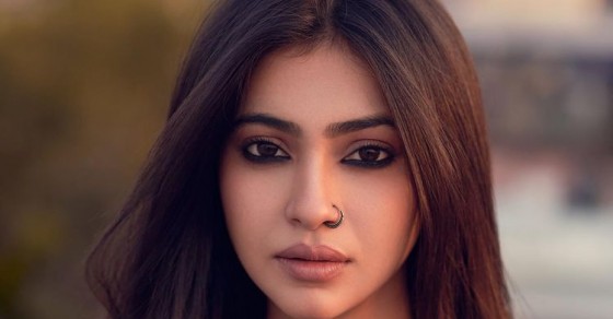 নীল শাড়ির সঙ্গে হালকা মেকআপ, নিজেকে সুন্দর করে তুলেছেন জেসমিন ...