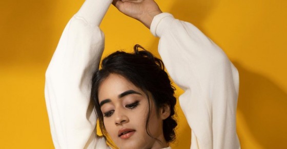 దీప్తి సునైనా సోకుల విందు.. వయ్యారాలతో ఊరించేస్తున్న బ్యూటీ. | Deepthi ...