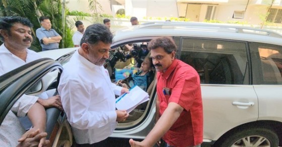 ಅನಾರೋಗ್ಯದ ನಡುವೆಯೂ ಡಿಕೆ ಶಿವಕುಮಾರ್‌ರನ್ನು ಭೇಟಿಯಾದ ಹಿರಿಯ ನಟಿ ಲೀಲಾವತಿ ...