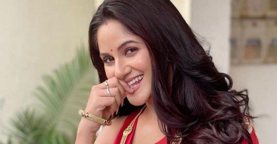 কালো শাড়ির সঙ্গে ভারী মেকআপে নিজেকে লাস্যময়ী করে তুলেছেন তৃণা ...