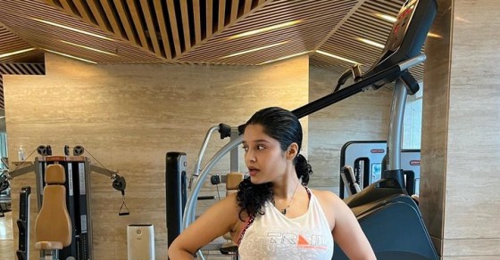 PHOTOS: சிக்ஸ் பேக் தெரிய.. மிரர் செல்ஃபி எடுத்து மிரட்டும் ரித்திகா ...