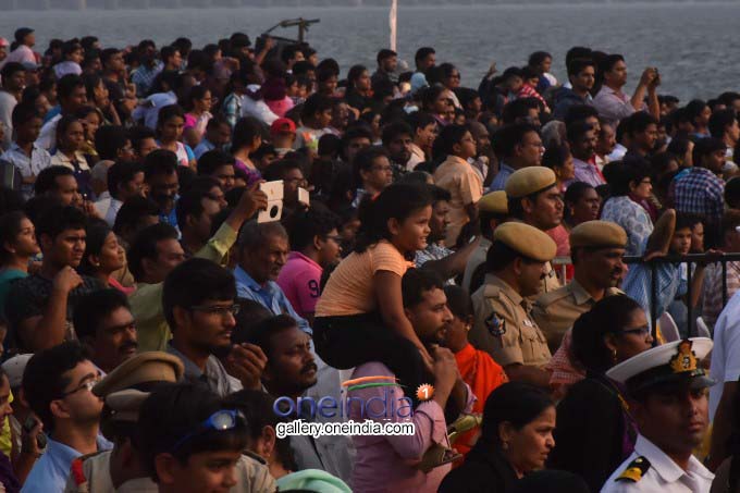 Navy Show At Punnami Ghat In Vijayawada Photos: HD Images, Pictures ...