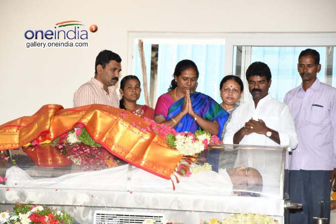 CM's KCR, N Chandrababu Naidu And Governor Vidyasagar Rao Pays Tributes ...