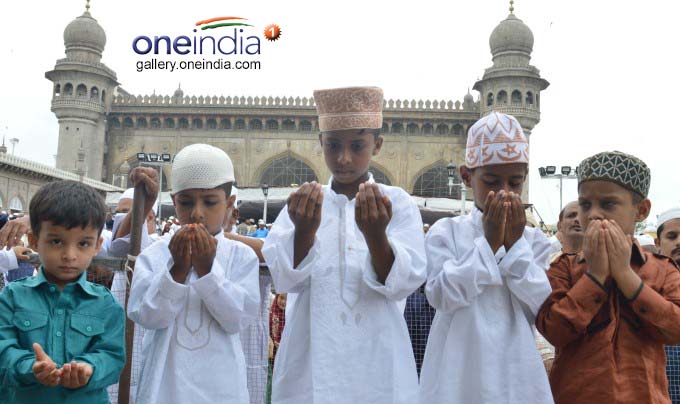 Muslims Offer Prayers On The Occasion Of Ramzan In Hyderabad Photos: HD ...