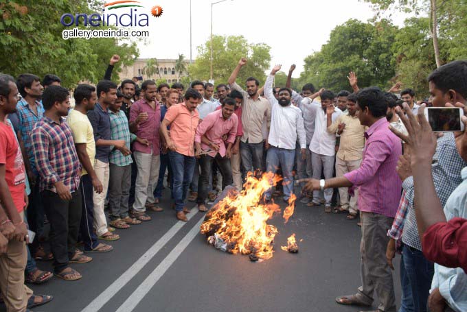 Unemployed JAC Burnt Effigy Of KCR At Osmania University Arts College ...
