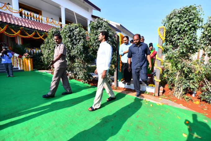 Photos [HD]: YS Jaganmohan Reddy House Warming Ceremony In Tadepalli ...