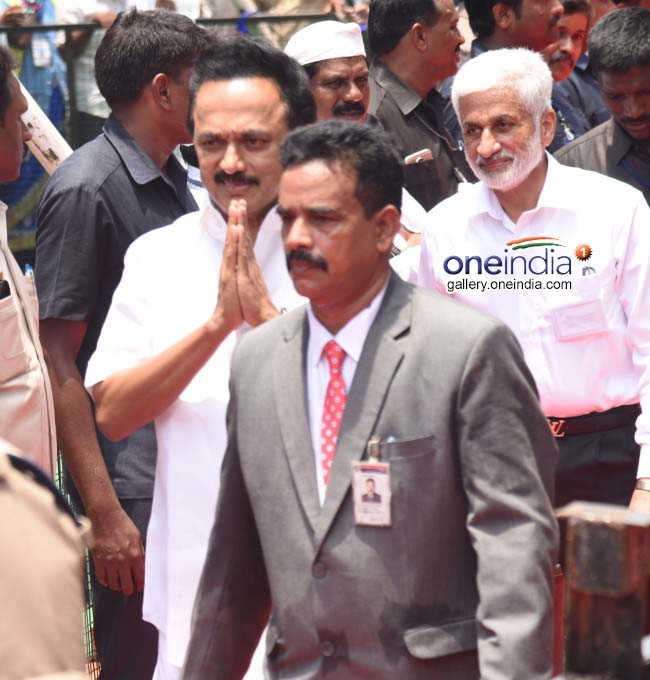 YS Jagan Mohan Reddy Takes Oath As AP CM Photos: HD Images, Pictures, News Pics - Oneindia Photos