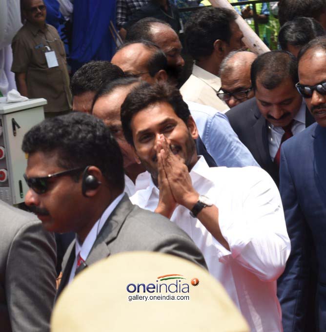 YS Jagan Mohan Reddy Takes Oath As AP CM Photos: HD Images, Pictures, News Pics - Oneindia Photos