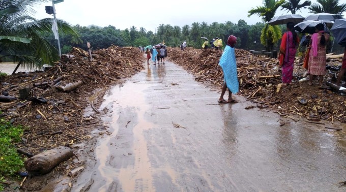 Heavy Rain Lashes Kerala Photos Hd Images Pictures News Pics