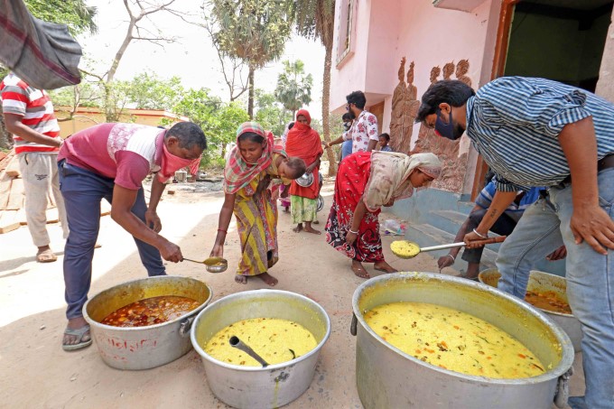 Homeless & Poor People Receive Foods & Other Donation Across India ...