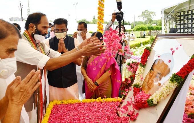 CM K Chandrashekar Rao, And Other Leaders Paying Tribute To Former PM ...