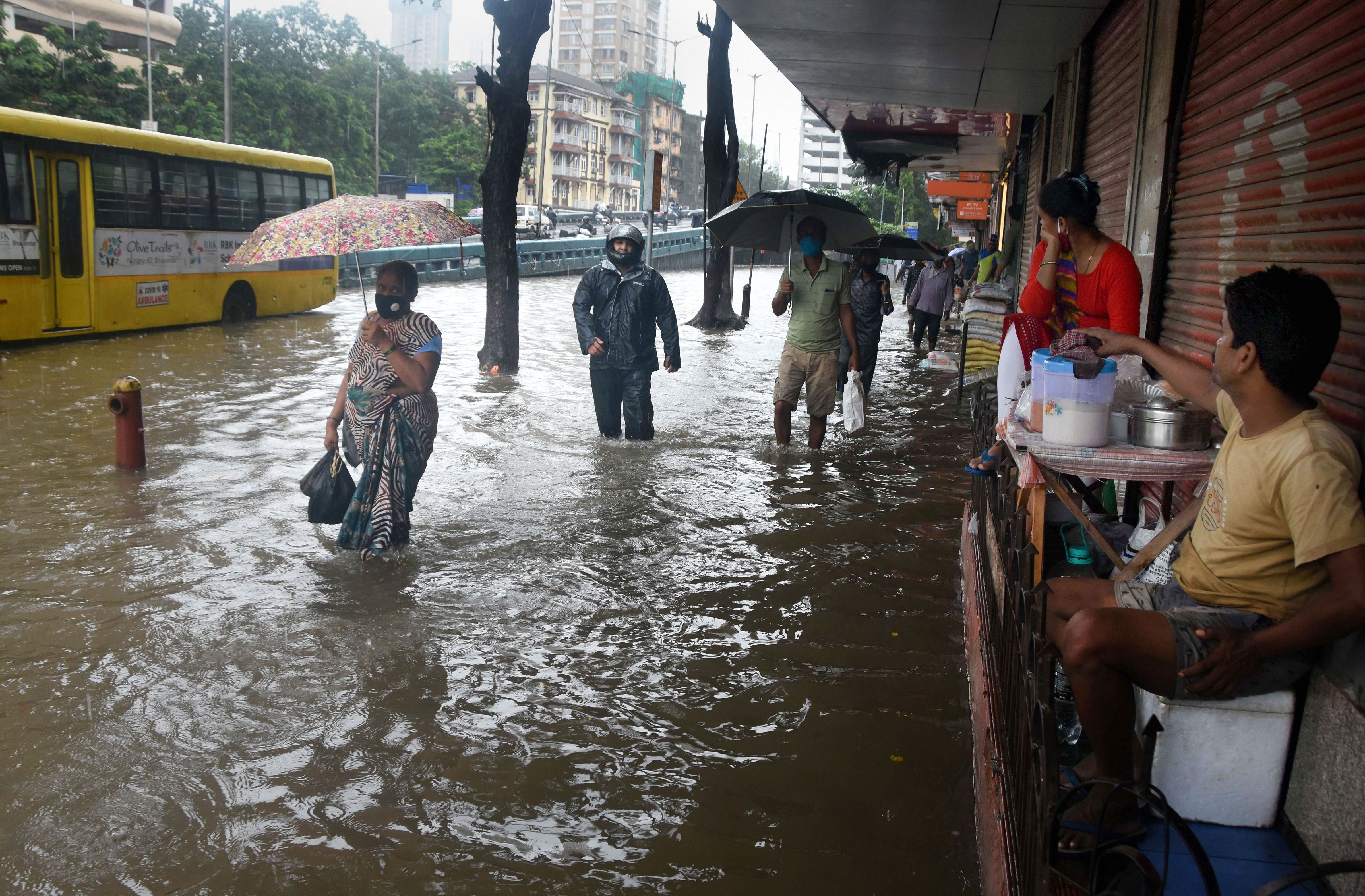 Heavy Rain Lashes Mumbai Photos: HD Images, Pictures, News Pics ... Heavy Rain Lashes Mumbai Photos: HD Images, Pictures, News Pics ...