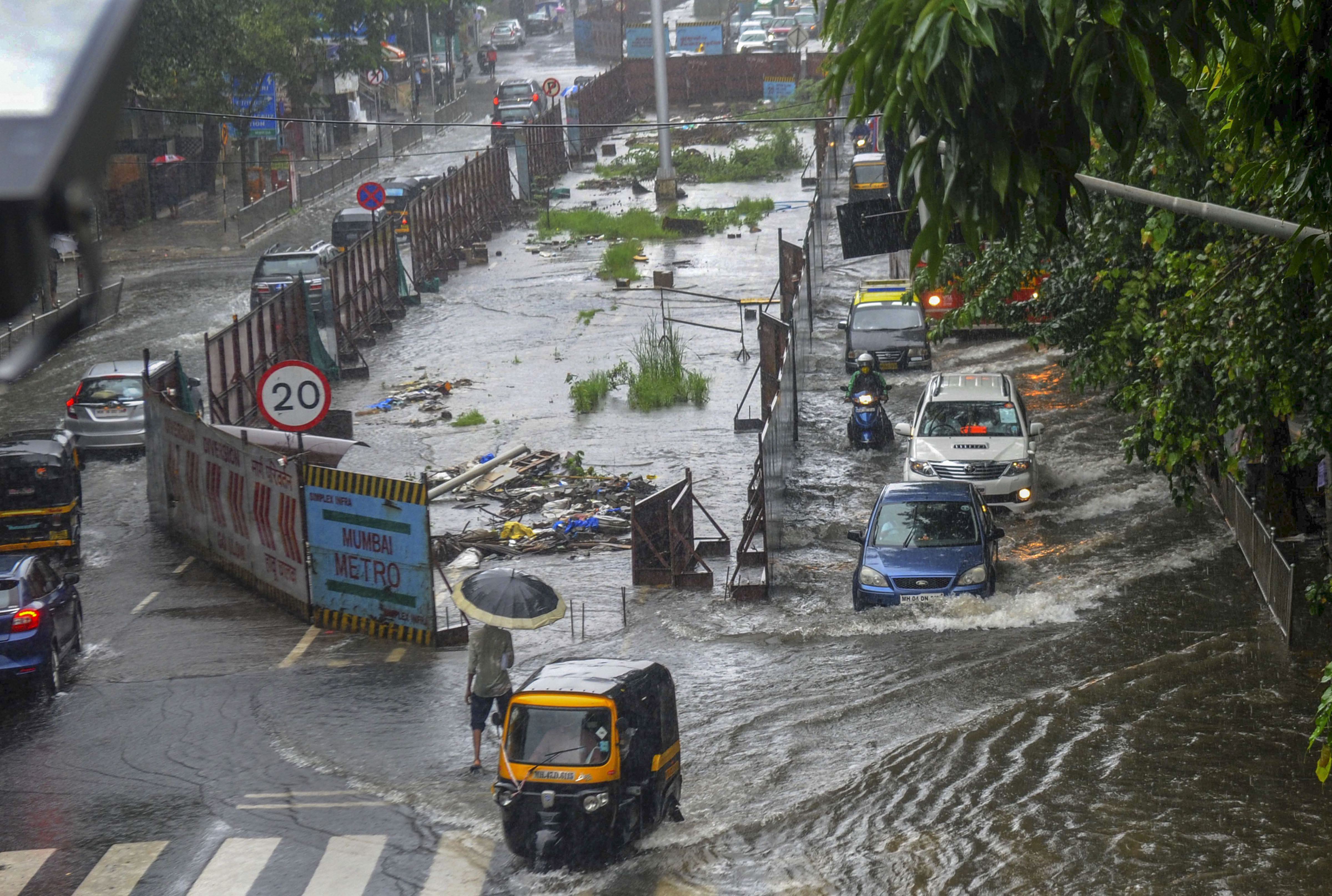Heavy Rain Lashes Mumbai Photos: HD Images, Pictures, News Pics ...