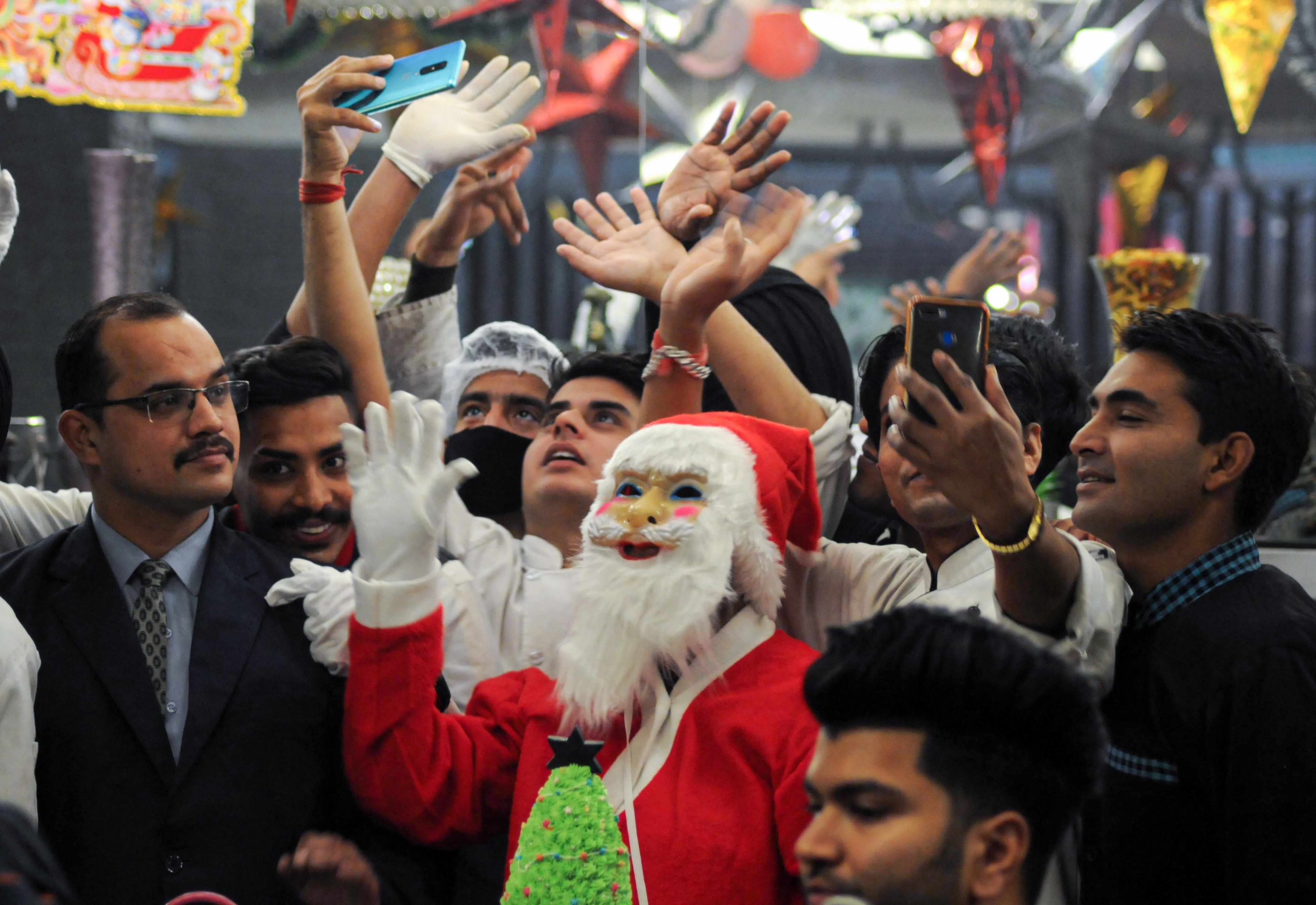 Christmas Celebrations Around The World Photos: HD Images, Pictures ...