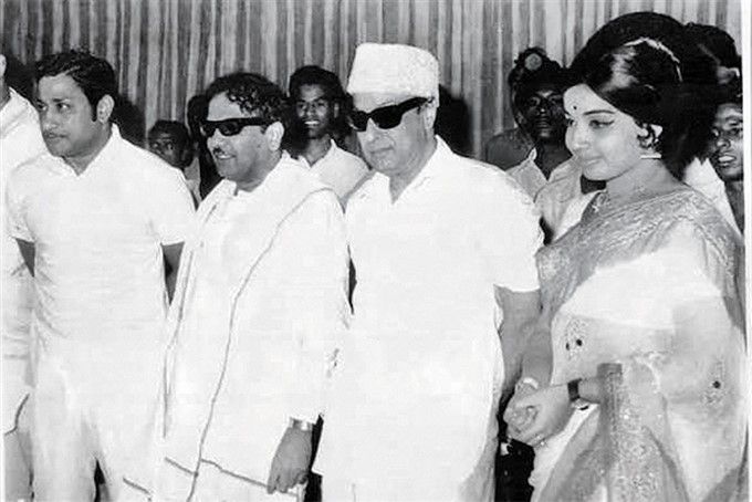 Immortal MGR's death anniversary today | - Oneindia Malayalam