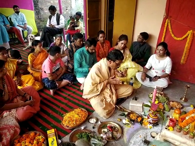 Saraswati Puja Celebrated At Singer Imon Chakraborty's Home Photos: HD ...