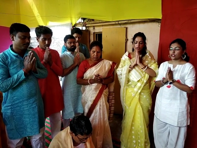 Saraswati Puja Celebrated At Singer Imon Chakraborty's Home Photos: HD ...
