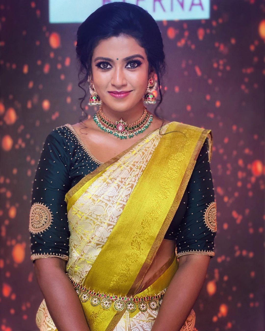 என்ன விசேஷம் கண்ணம்மா.. முகத்துல சந்தோஷ கலை தாண்டவமாடுது.. சேலையில் ...