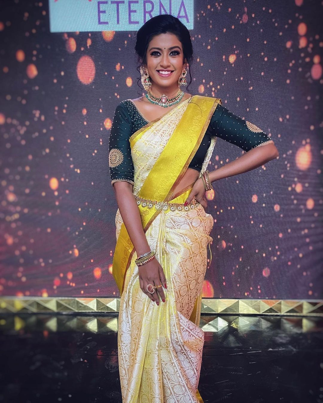 என்ன விசேஷம் கண்ணம்மா.. முகத்துல சந்தோஷ கலை தாண்டவமாடுது.. சேலையில் ...