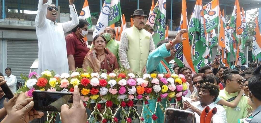 বর্ণাঢ্য শোভাযাত্রা সহকারে মনোনয়ন, গোল করেই জয় নিশ্চিত করতে চান বিদেশ ...