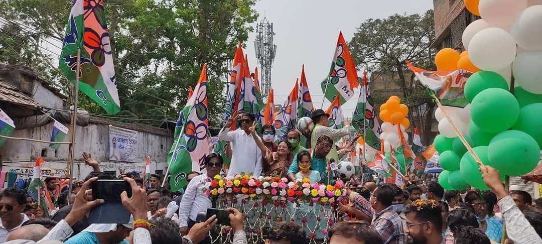 বর্ণাঢ্য শোভাযাত্রা সহকারে মনোনয়ন, গোল করেই জয় নিশ্চিত করতে চান বিদেশ ...