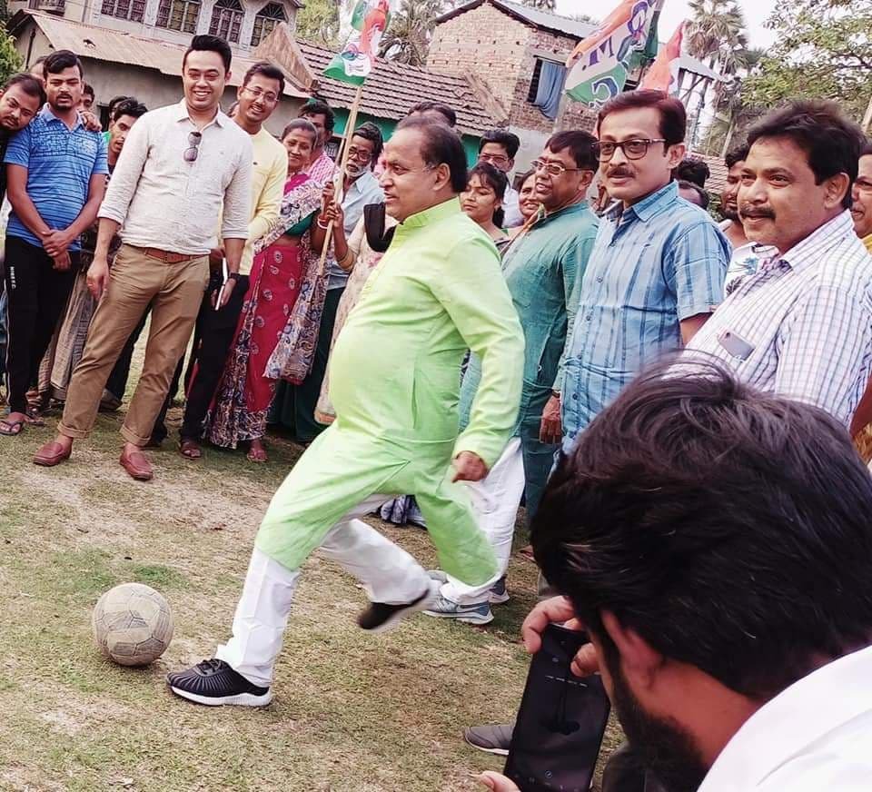 বর্ণাঢ্য শোভাযাত্রা সহকারে মনোনয়ন, গোল করেই জয় নিশ্চিত করতে চান বিদেশ ...