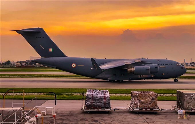 IAF Airlift The Oxygen Containers From Bangkok Photos: HD Images ...