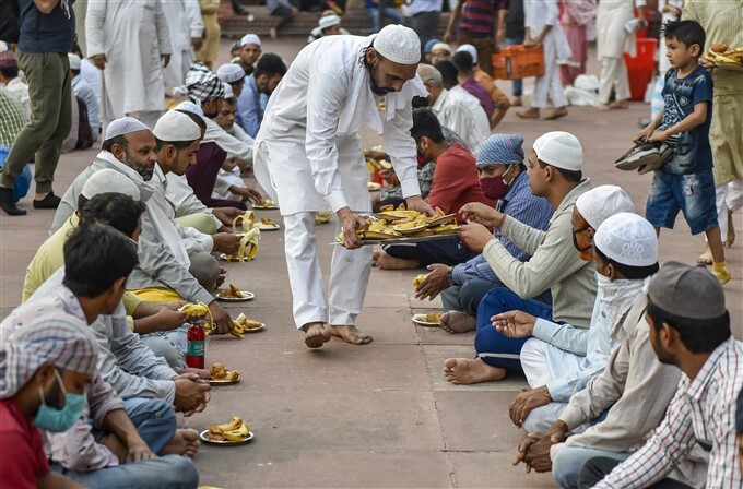 First Day Of Fasting On Holy Month Ramadan Across India Photos: HD ...