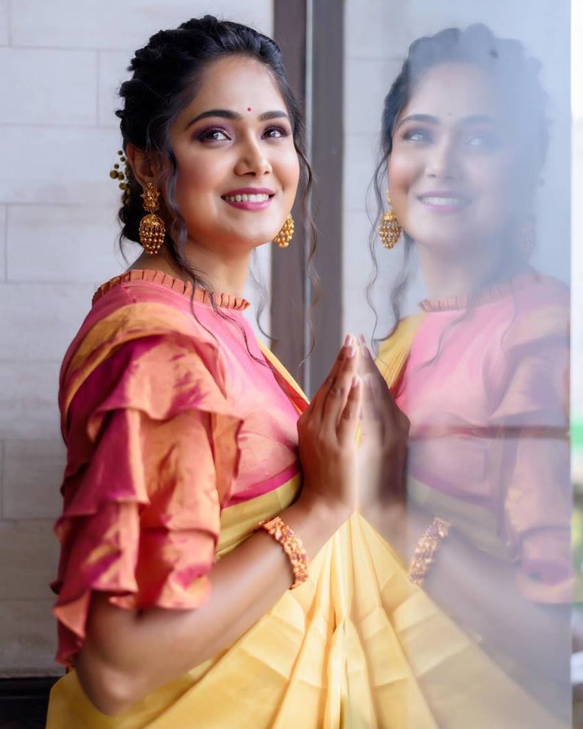Television Actress Mokshitha Pai Cute Pics | സാരിയിലും ധാവണിയിലും ...
