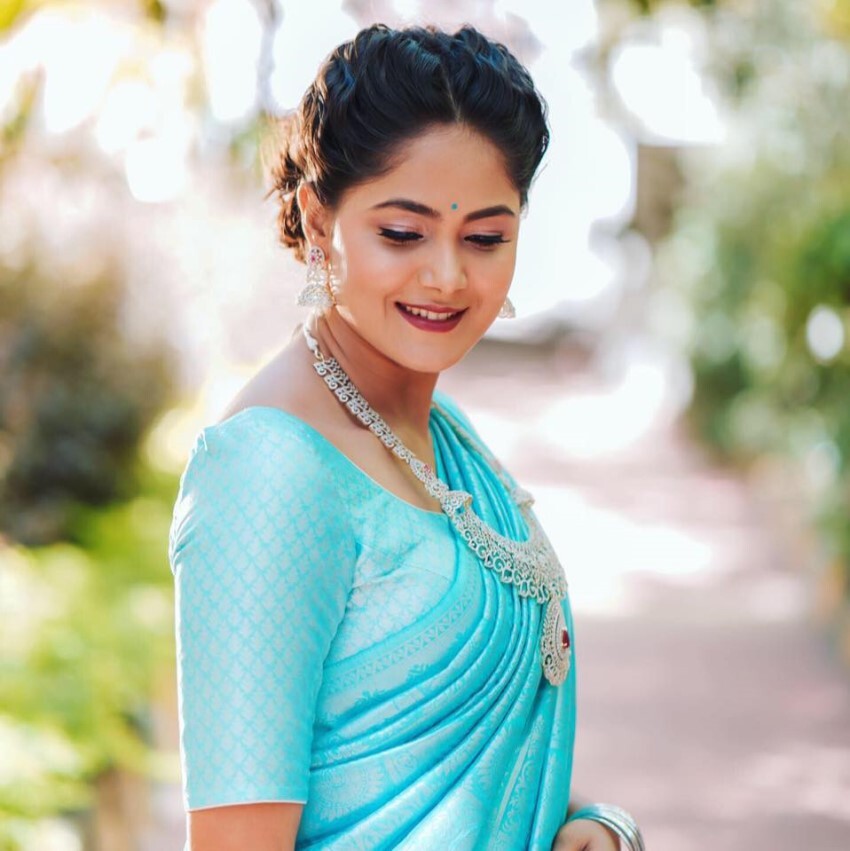 Television Actress Mokshitha Pai Cute Pics | സാരിയിലും ധാവണിയിലും ...