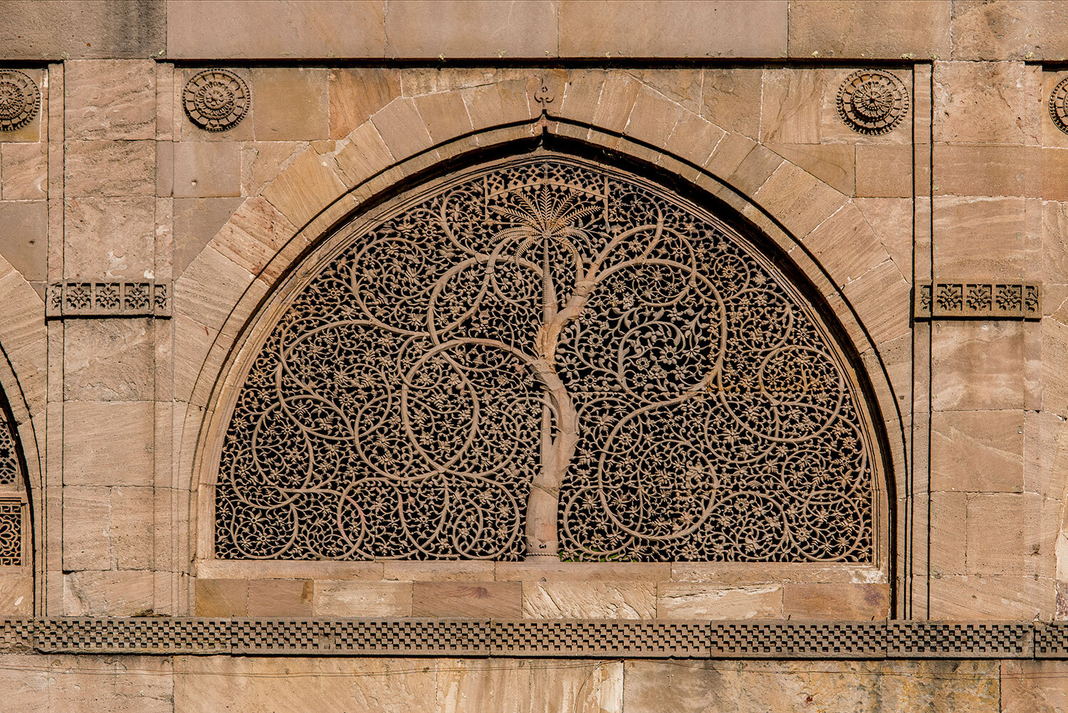 You will be amazed to see the carving of sidi saiyad ni jali | સીદી ...