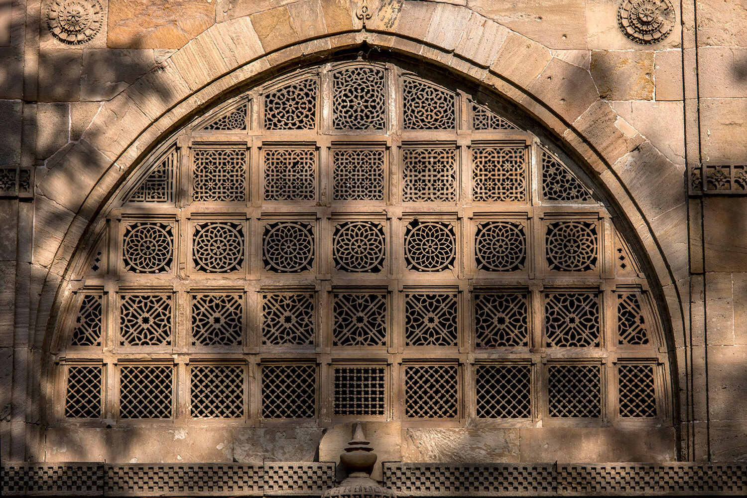 You will be amazed to see the carving of sidi saiyad ni jali | સીદી ...