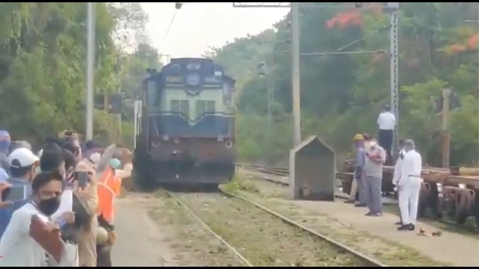 First Oxygen Express Arrives At ICD, Whitefield In Bengaluru Photos: HD ...