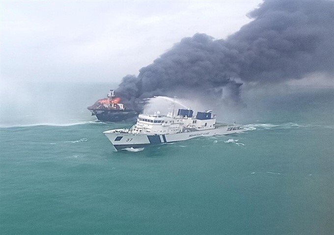 ICG Ship Fighting Fire Onboard MV X-Press Pearl Off Colombo Photos: HD ...