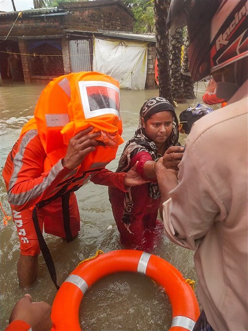 Army And NDRF Team Carries Out A Rescue Operation In West Bengal Photos ...