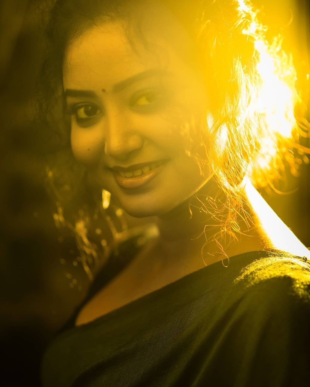 | Sayani Pradhan Super Hot Look in Saree, Latest Pics - Oneindia Telugu