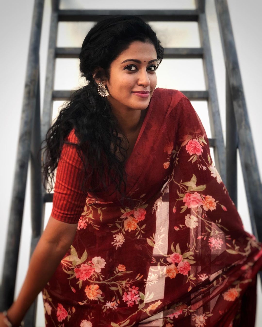 இடுப்புல கையை வச்சு அப்படிப் பார்த்த ரோஷ்னி.. வைரலாகும் படங்கள் ...