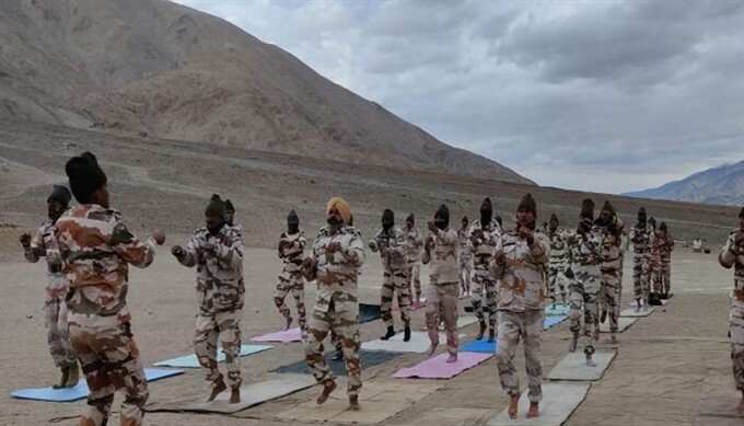 ITBP Performs Yoga At Altitude Of 18,000 Feet Photos: HD Images ...