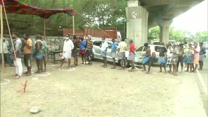 Long Queue Outside A Tasmac Shops In Tamil Nadu Photos: HD Images ...