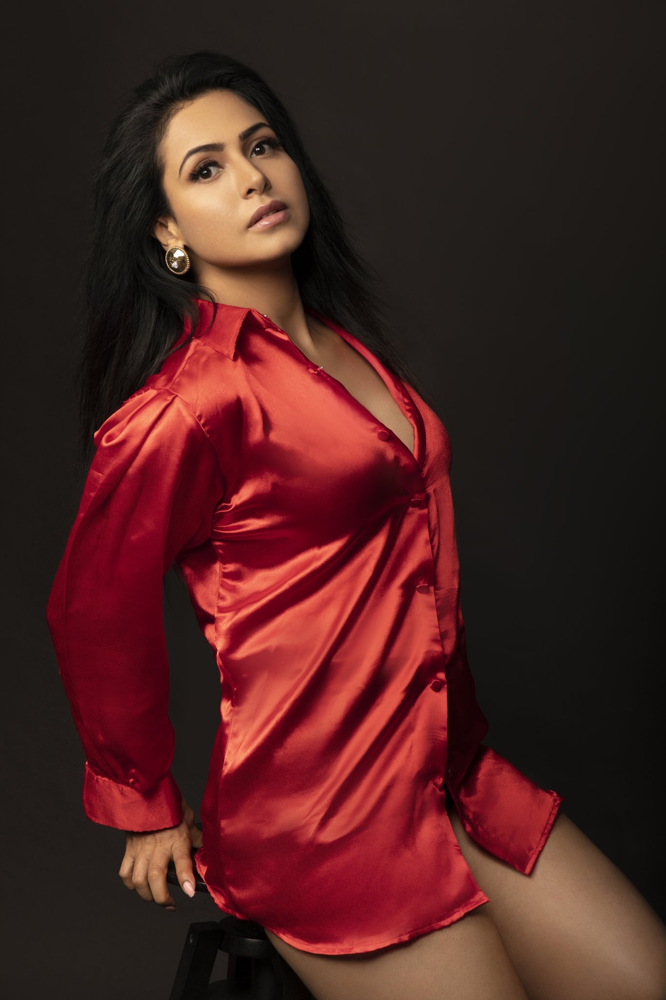 Nandini Rai:రెడ్ గ్రీన్ బ్లాక్ కలర్ ఔట్‌ఫిట్లతో హాట్‌గా కనిపించిన బిగ్ ...